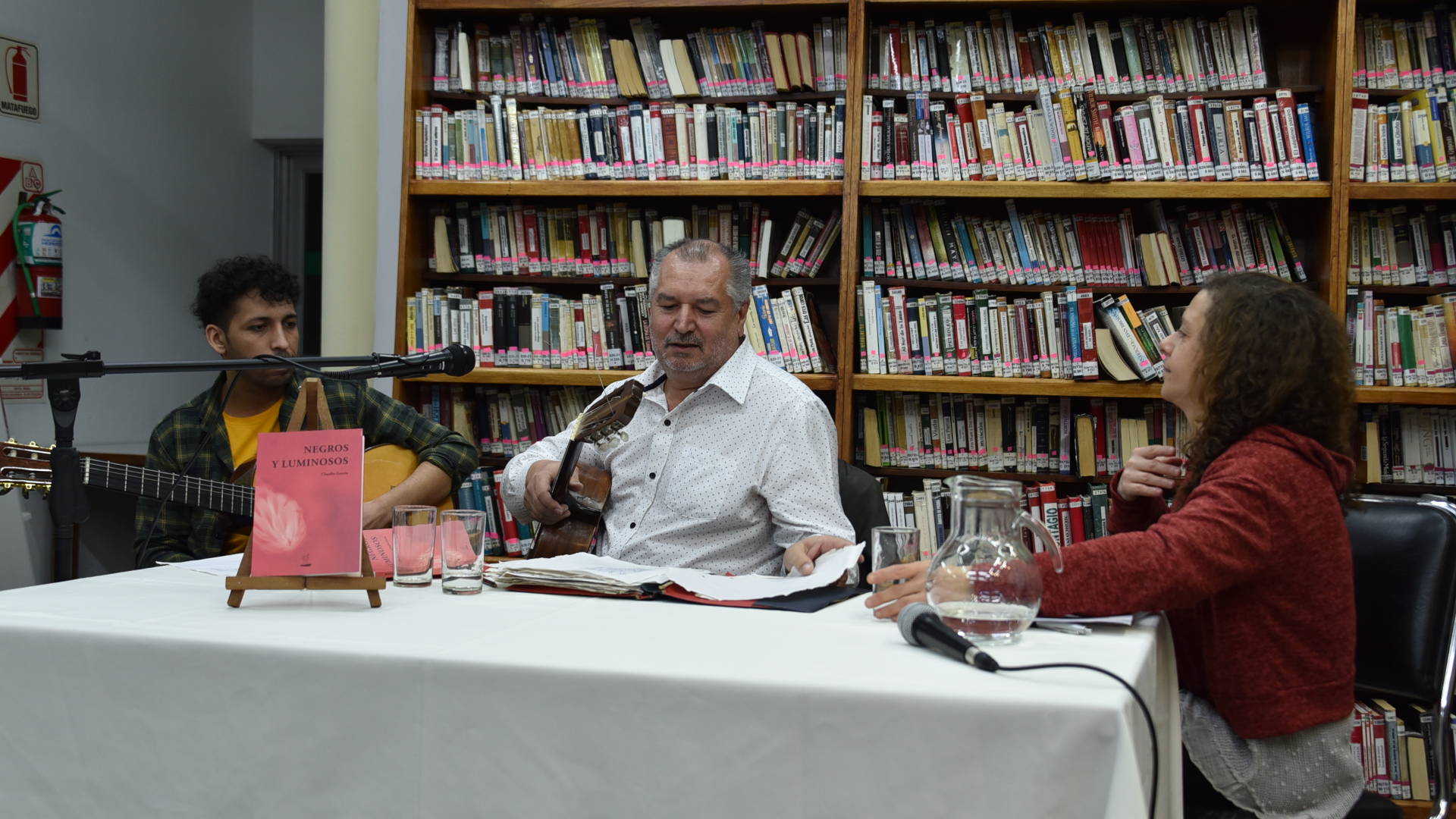 Claudio García presentó su libro “Negros y Luminosos” en la Biblioteca ...
